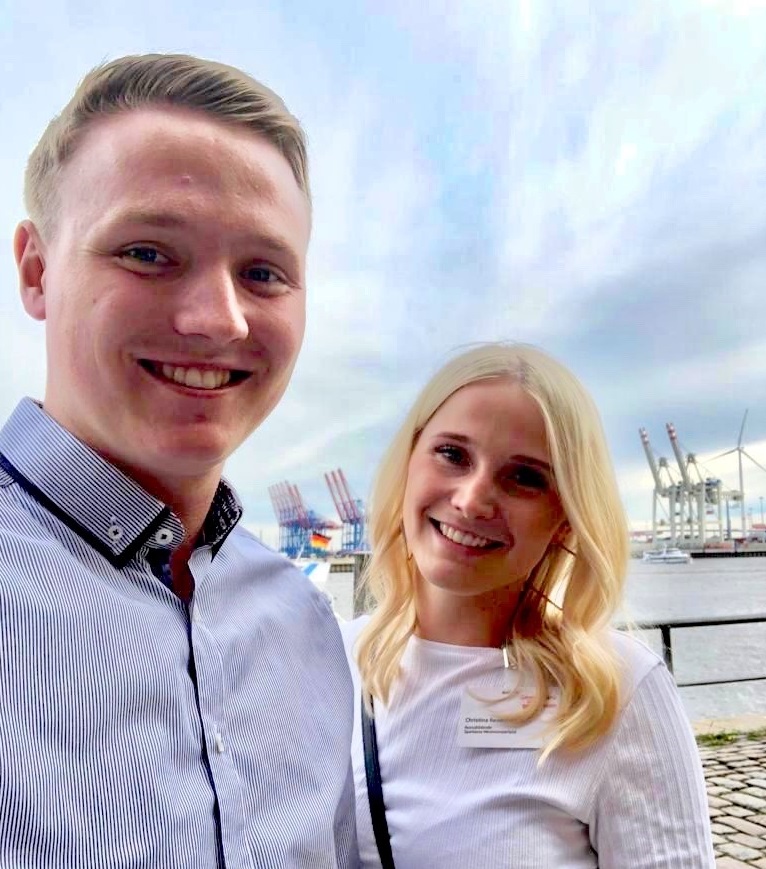 Azubis Christina Reinhold und Nick van der Linde beim Sparkassentag ...